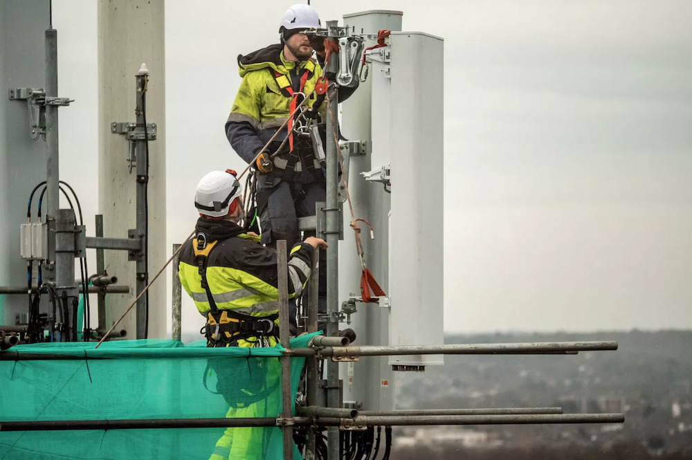 Vodafone UK switches on compact antennas to accelerate 5G rollout ...