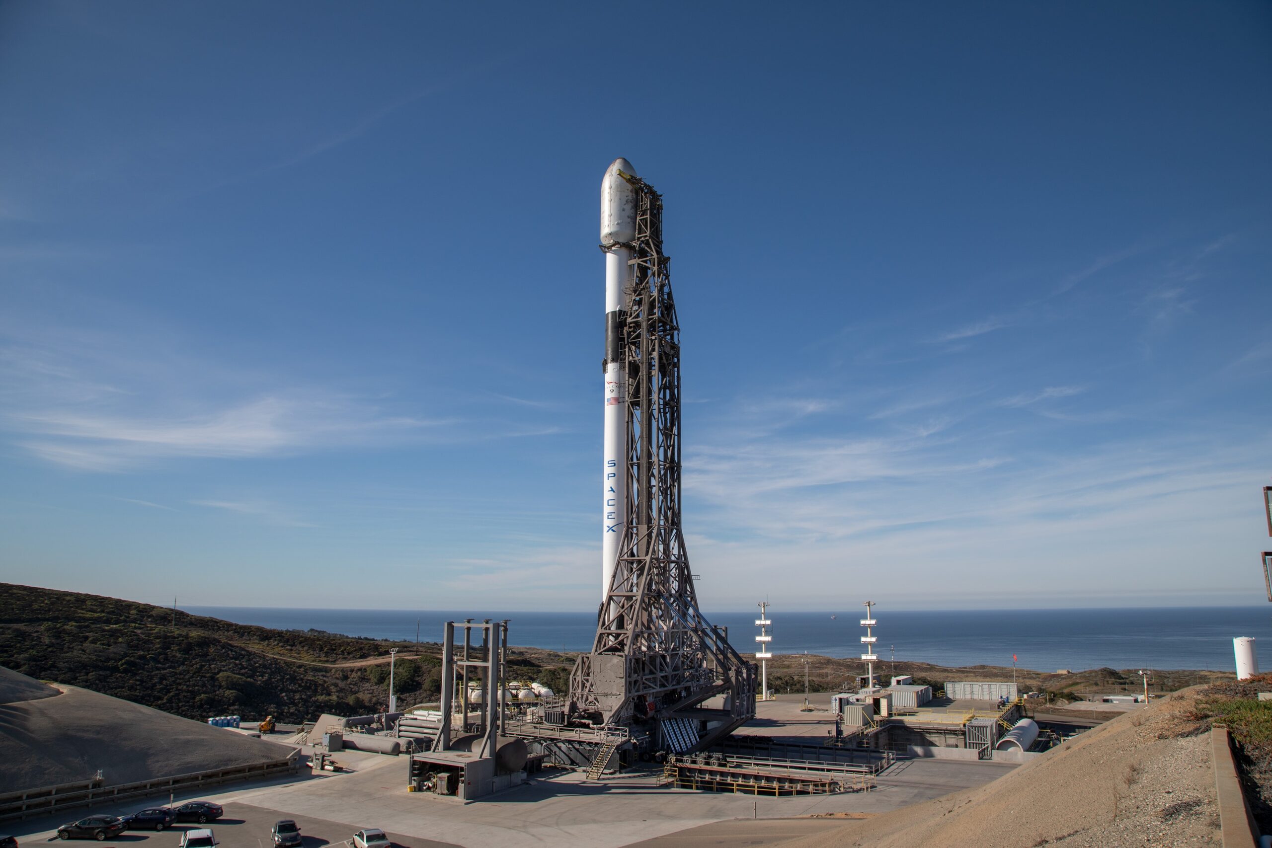 SpaceX blasts first Starlink direct-to-mobile satellites into low orbit ...